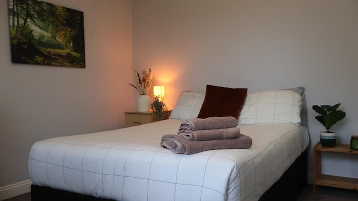 2 Bed Duplex Private Parking - Hertfordshire