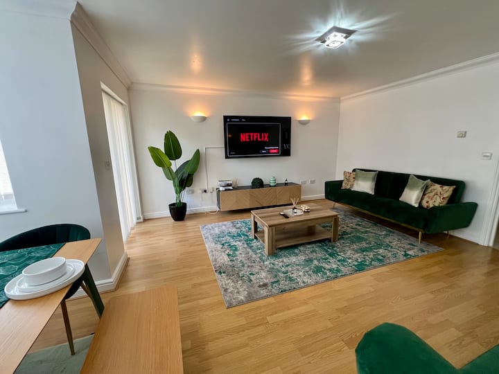 Spacious 4-bed House I Free Parking & Fast Wi-fi - Dagenham
