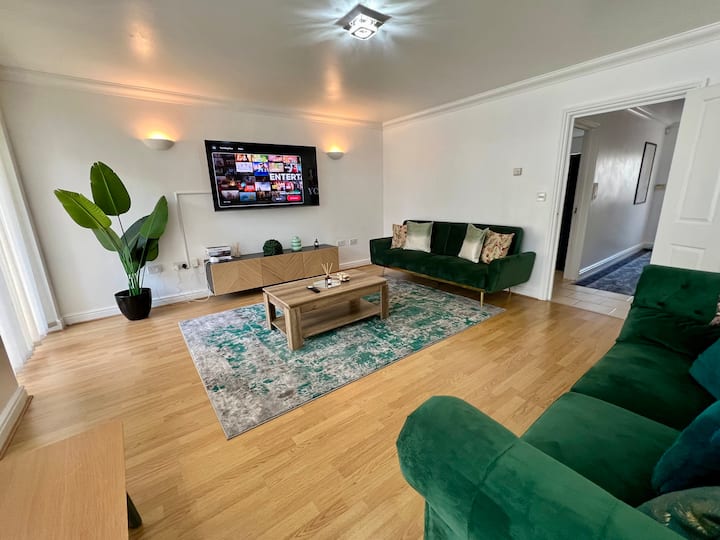 Spacious 4-bed House I Free Parking & Fast Wi-fi - Ilford