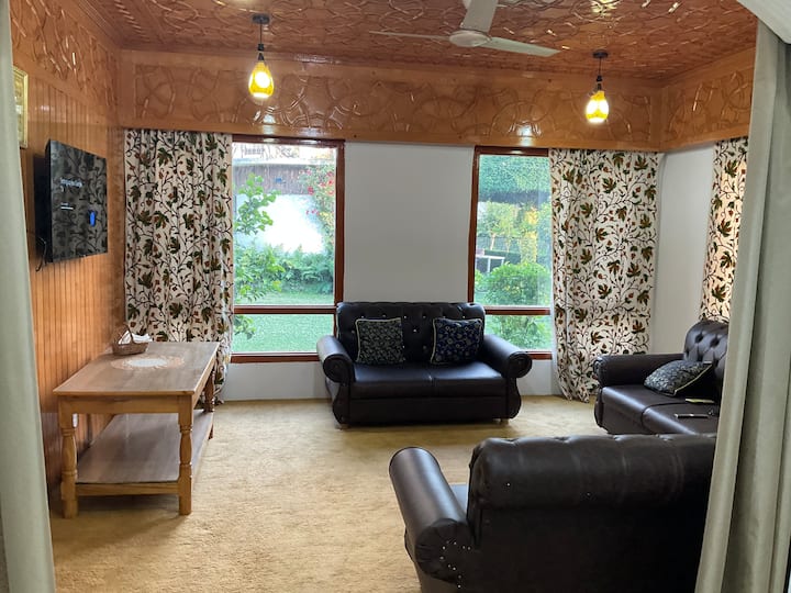 Lakeside Mountain Retreat - Srinagar