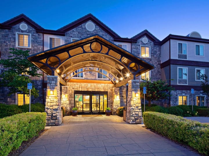 Fairfield 1 King 1-bedroom Suite W/ Breakfast - Fairfield, CA