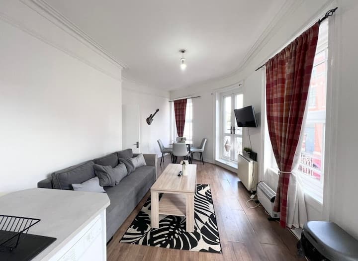 2 Bdr Apartment Central Yeovil , Walk To Hospital - Yeovil