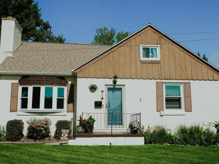 Wayland’s Touchdown Resort! - Green Bay, WI
