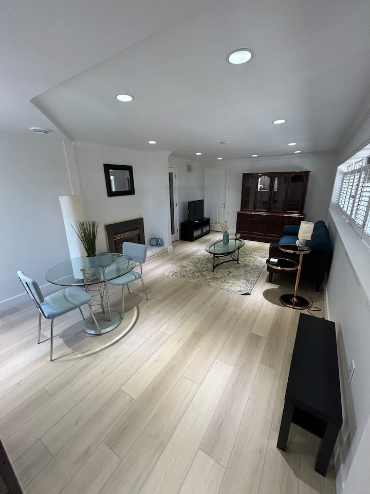 Spacious Guesthouse With An Amazing Backyard - West Vancouver