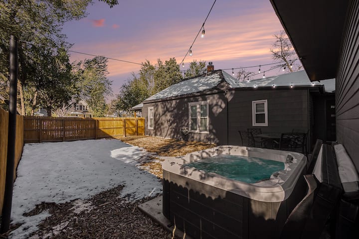 Gorgeous, Remodeled Downtown Home! - Colorado Springs, CO