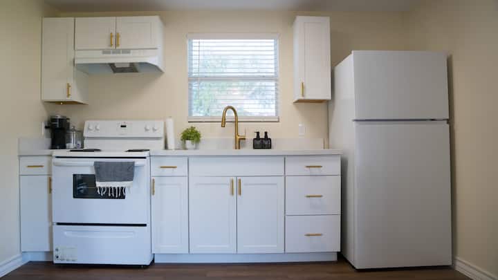 Petite Palace - Laredo, TX