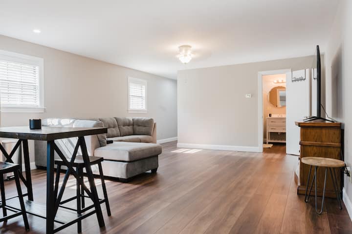 Convenient Garage Apartment - Camden Park, Huntington