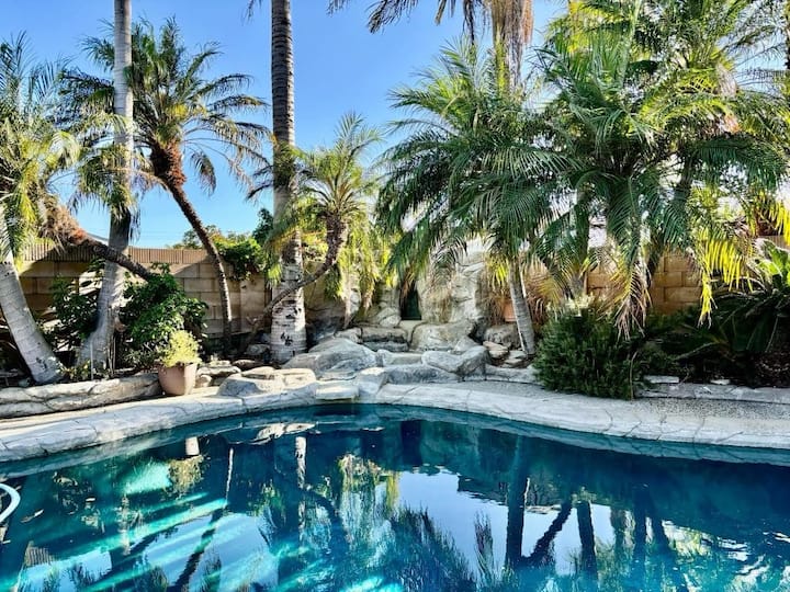 Pool House Fountain Valley. - Costa Mesa, CA