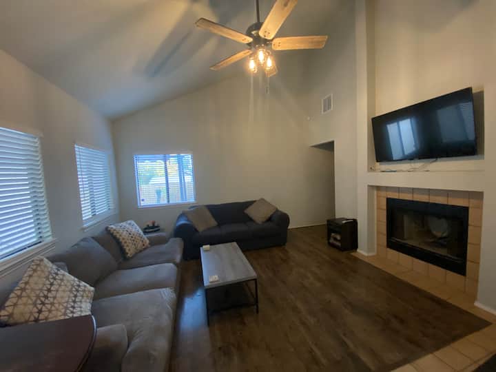 Cozy 2 Bed House - San Antonio, TX