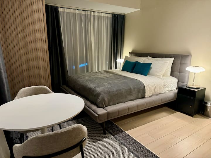 Luxury 2br Condo W/ Balcony & Fast Wi‑fi – Bgc - Taguig