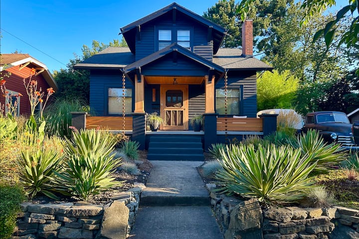 Walk To Coffee & Eats | Vinyl | Fireplace | Yard - Portland, OR