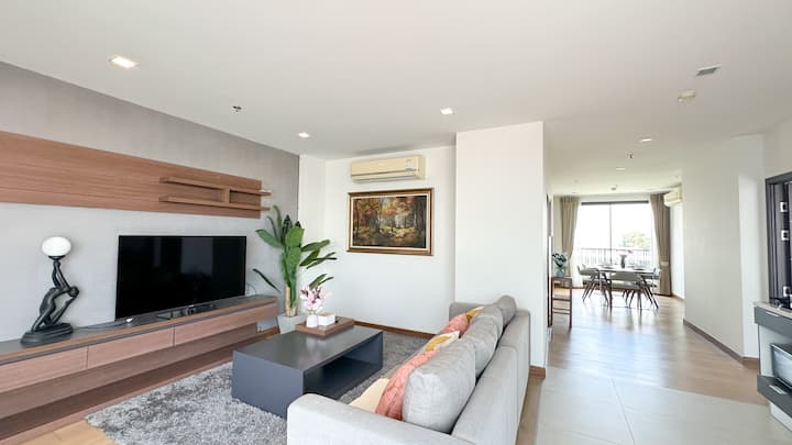 Luxurious Condominium Near Night Brazza - Chiang Mai
