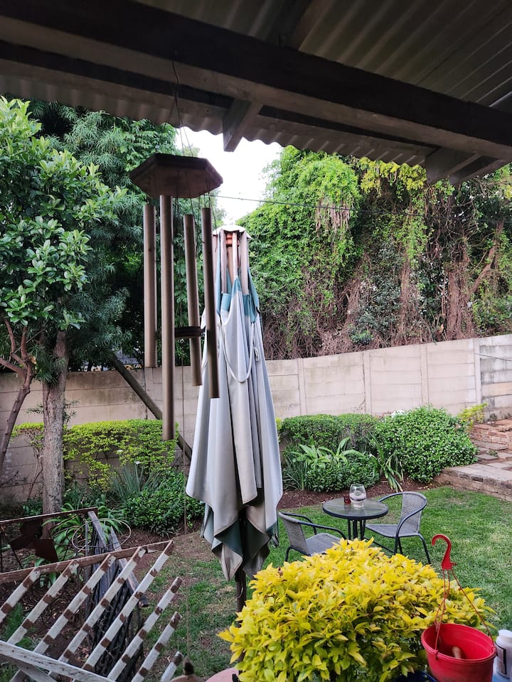 Monochrome Guesthouse In Tranquil Parkhurst Garden - Johannesburg