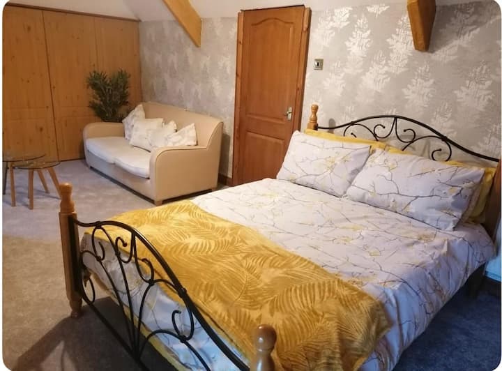 Spacious Ensuite Bedroom - Forest of Dean