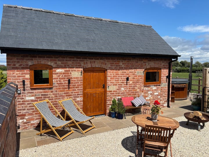 The Pig Boxes With Wood Fired Hot Tub - Cheshire