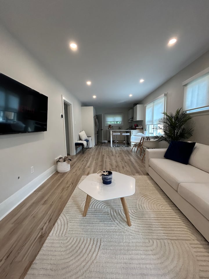 Entirehouse-modern & Cozy Oasis- Near Vic Hospital - London