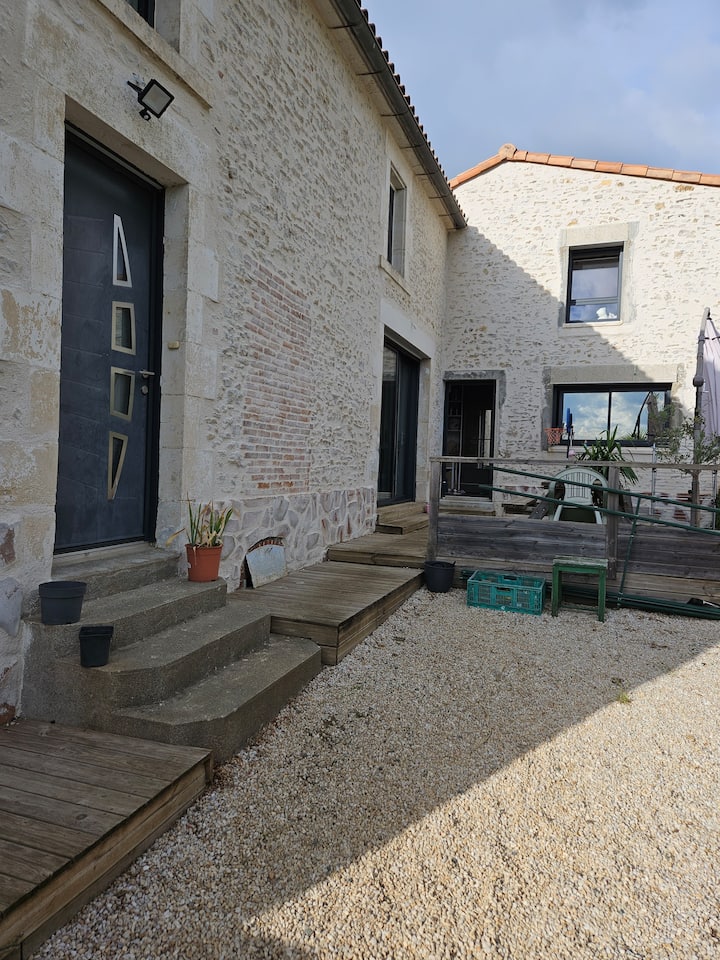 Chambre Dans Maison Ancienne - Chantonnay