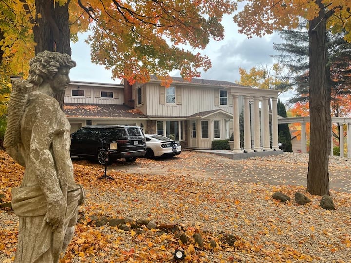 Private And Beautifully Updated Century Estate - Milton