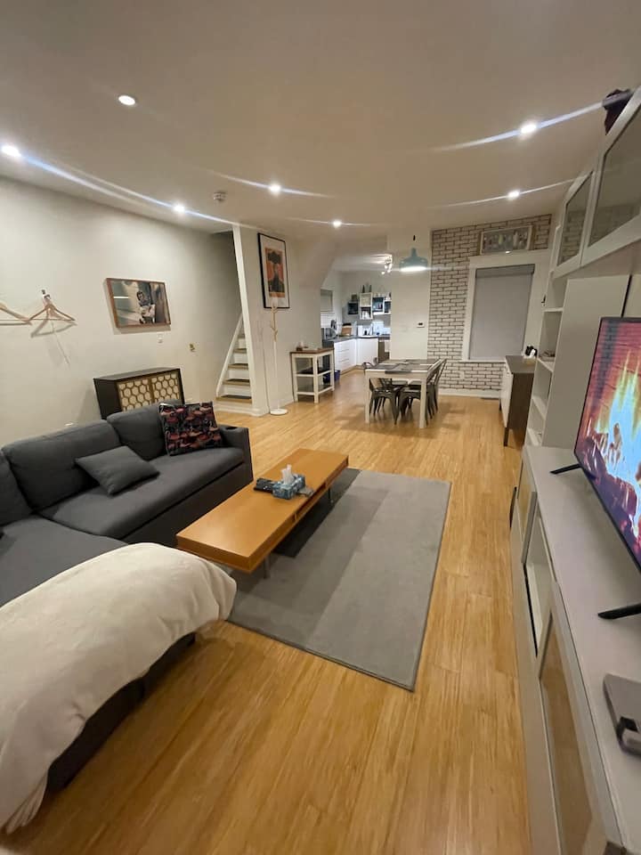 3 Level Cozy House 2+2, 5 Min Walk To Subway - Toronto