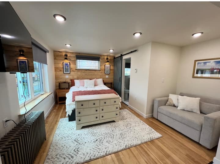 Beautiful Mid-luxury Downtown Studio - Fairbanks, AK