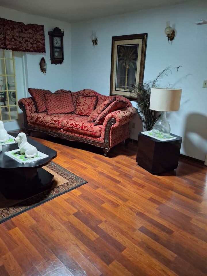 Beautiful 6 Bedroom Home. - Maitland, FL