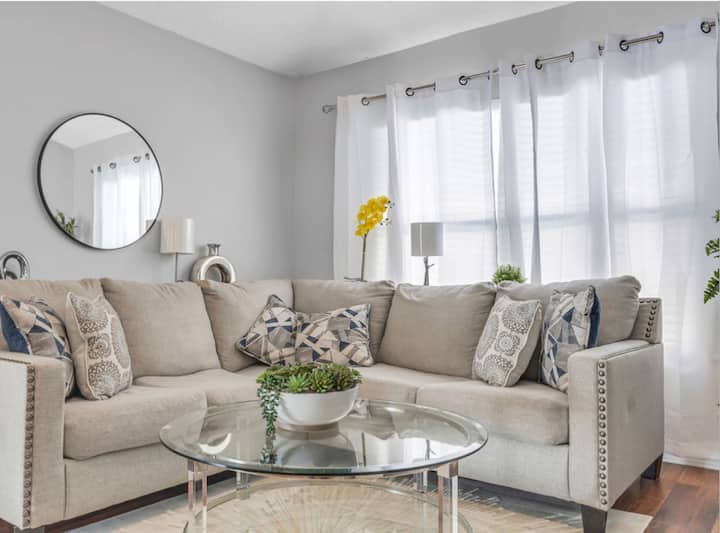 Spacious And Comfy Home 4b/2bath - Pet Friendly - Jacksonville, FL