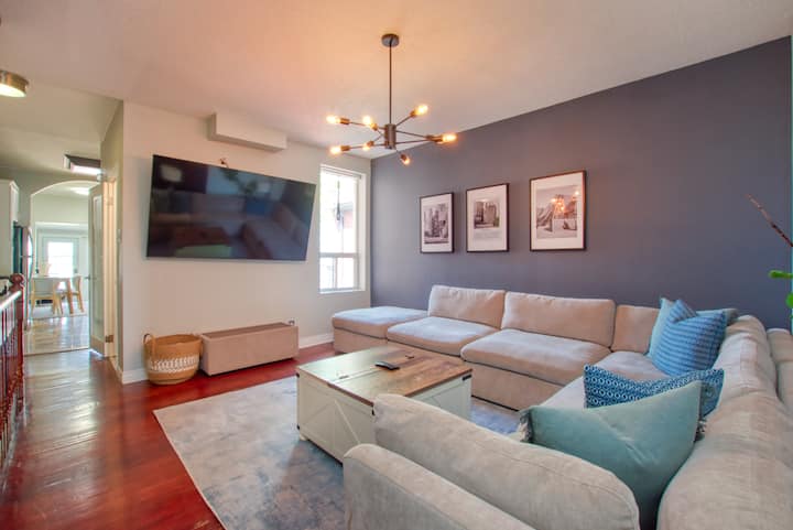 Modern Family Home W/ 75" Tv - Toronto