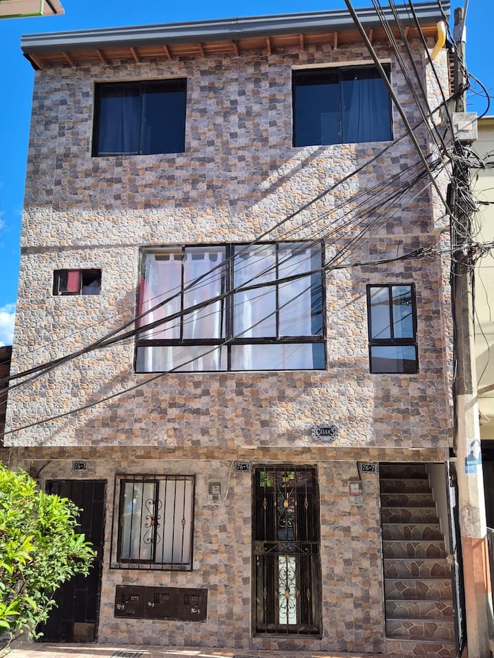 Gigante Y Elegante Hospedaje - Medellín