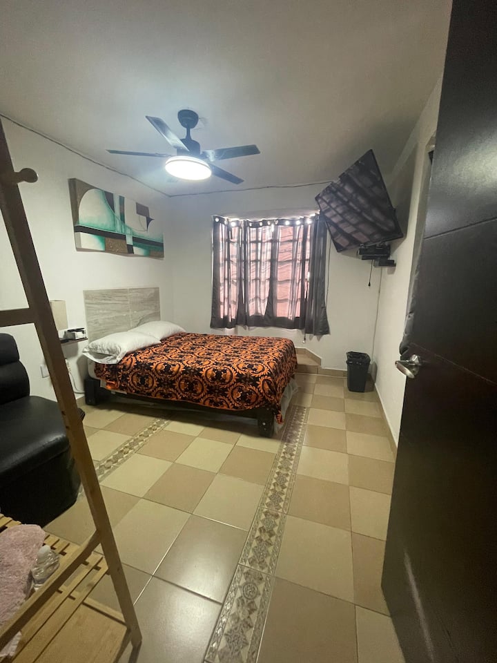 Dep. Chico (2 Cuartos)/cochera Cerrada/ Jacuzzi. - Querétaro
