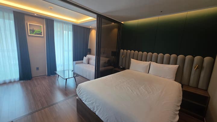 S3 2702 The Solid  오션뷰#무료짐보관#정수기#Ott#해운대중심#핫플 - Busan