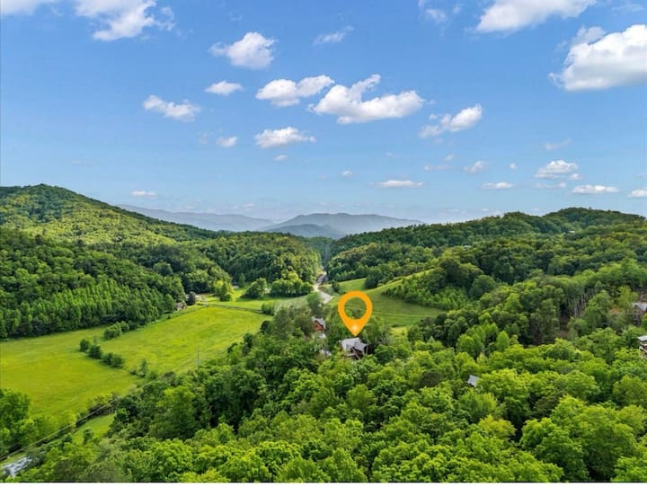 Smoky Mnt /Modern Cabin/4 Bd 4 Bth W/hot Tub! - Townsend, TN
