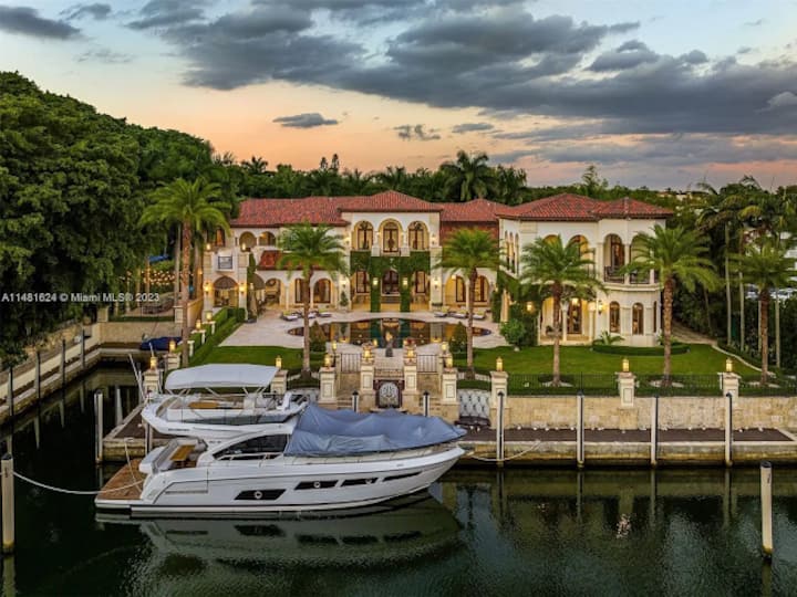 Waterfront Miami Masterpiece - Miami, FL