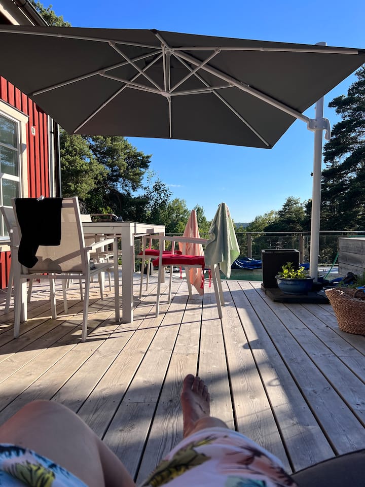 Högt Soligt Läge Med Egen Pool - Åkersberga