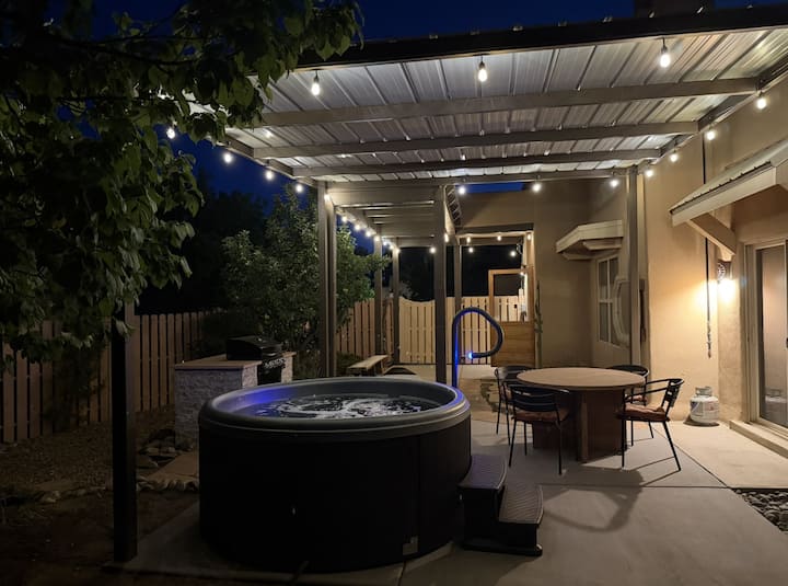 Santa Fe Home With Hot Tub & Fireplace - Santa Fe, NM