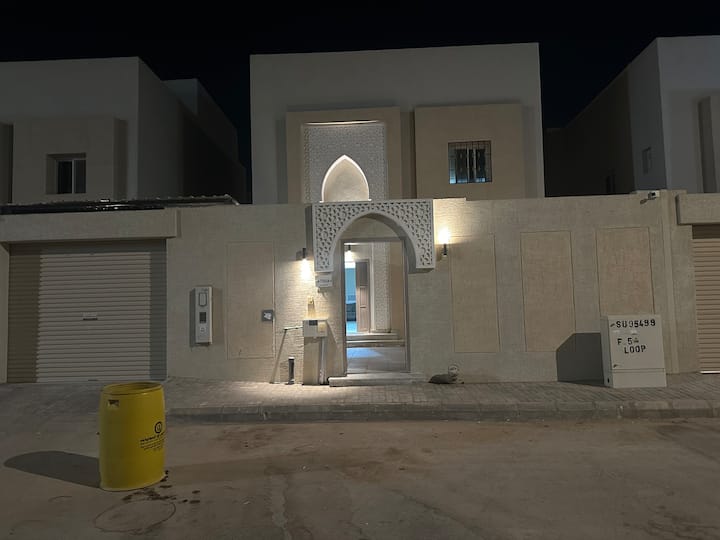 فيلا ٣ ادوار من ٥ غرف ٥ حمام دخول ذكي موقف سيارة - Riyadh