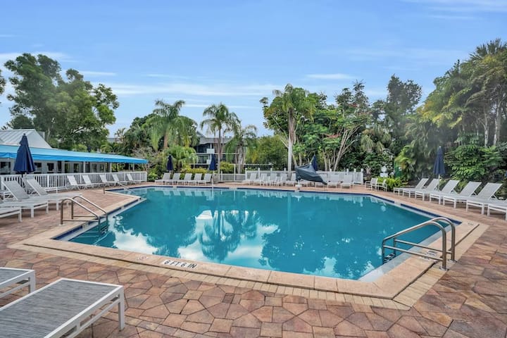 Naples 2br/2ba - Heated Pool, Lagoon View - Naples, FL