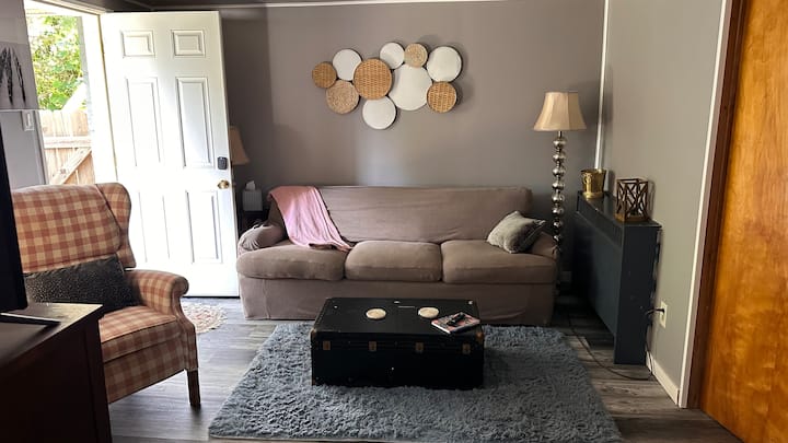 A Cozy Furnished 1 Bedroom Lower Level Apartment. - Pittsburgh, PA