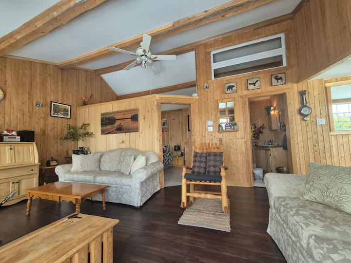 Small Cottage With Lake - La Malbaie