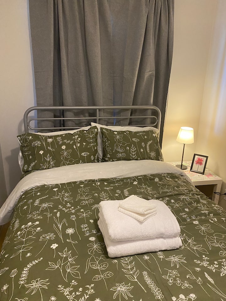 Self Check-in; Room2, Full Size Bed - 캘거리