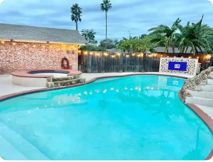 Comfy Big Home W/ Pool & Arcade - Pharr, TX