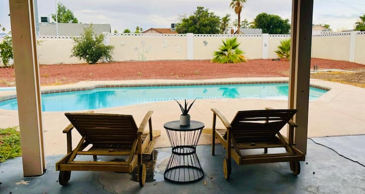 Cozy Poolside Getaway - Las Vegas, NV