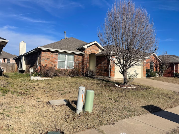 Beautiful 2000 Sqft With 2 Car Garage Home In Dfw! - Arlington, TX