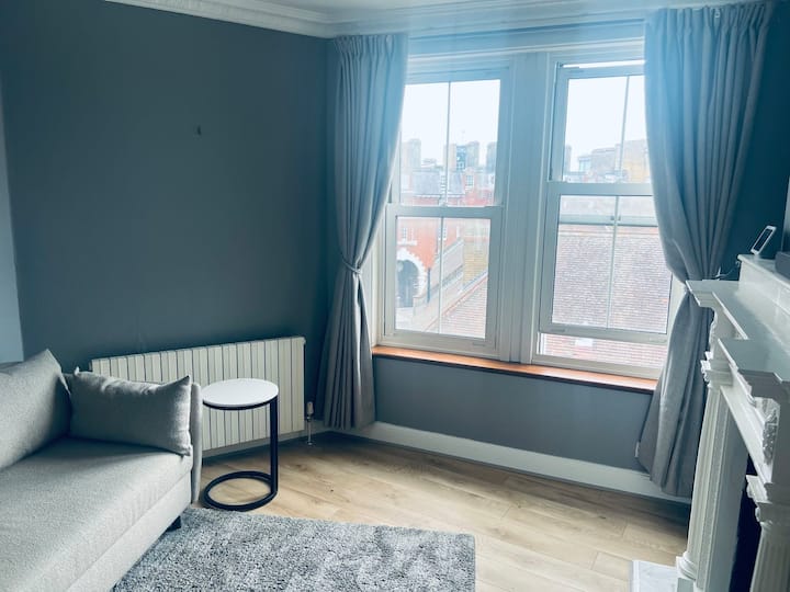 2 Bedroom Flat With Piano - Chelsea