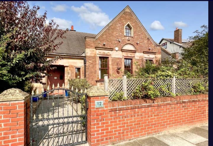 Unique Converted Edwardian Bank Close To Beach - Formby