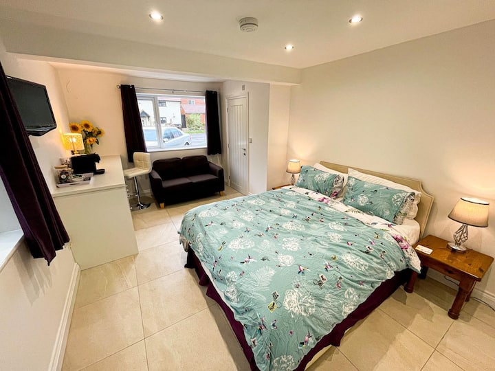 Modern Private Annex With Own Entrance & Parking - Salisbury