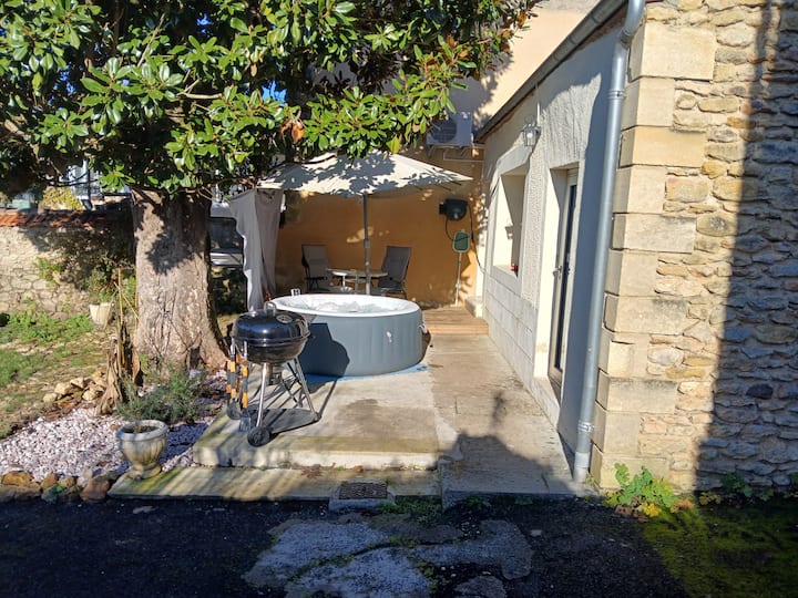 Gîte ÜRos: Terrasse Avec Spa. - Limeuil