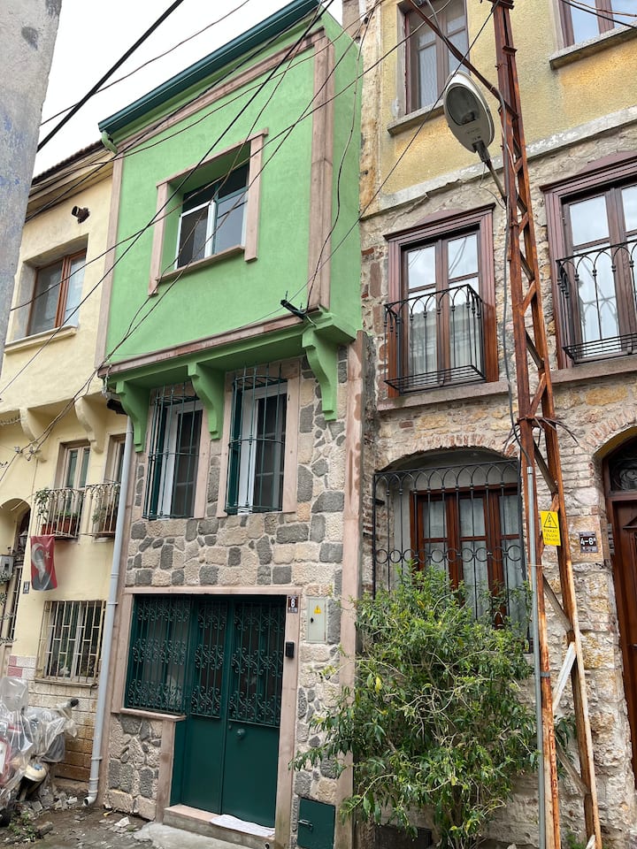 Cross House Tarihi Rum Evi 3 Katlı Ve Avlulu - Alibey Island