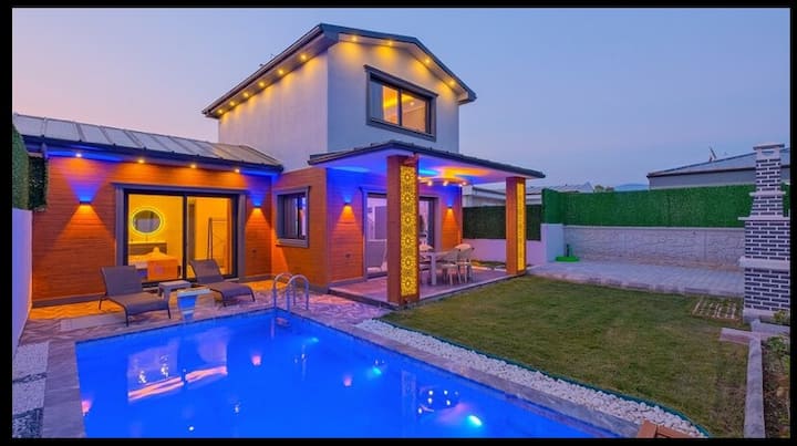 Merkezde Modern Bahçeli Havuzlu Jakuzi Balayıvilla - Hisarönü