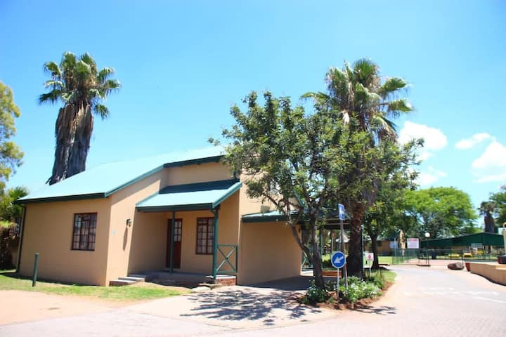 Pendleberry Grove Holidays Unit 35 - Bela-Bela
