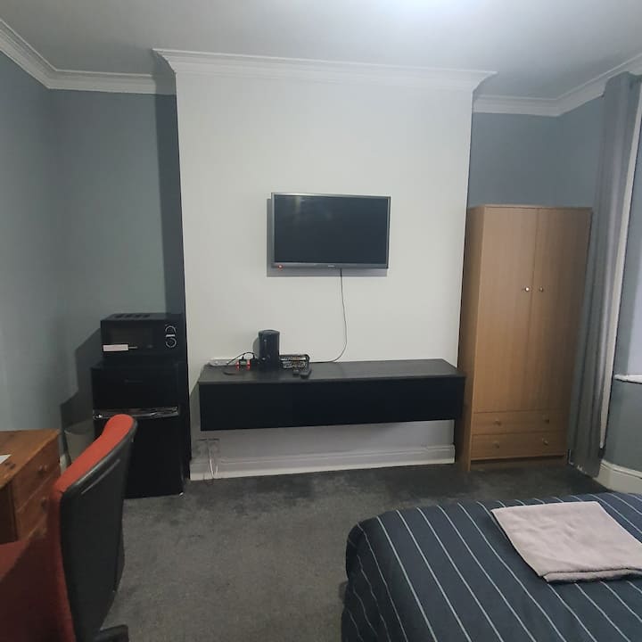 Room Rental 5 Min Walk To Town. - Darlington